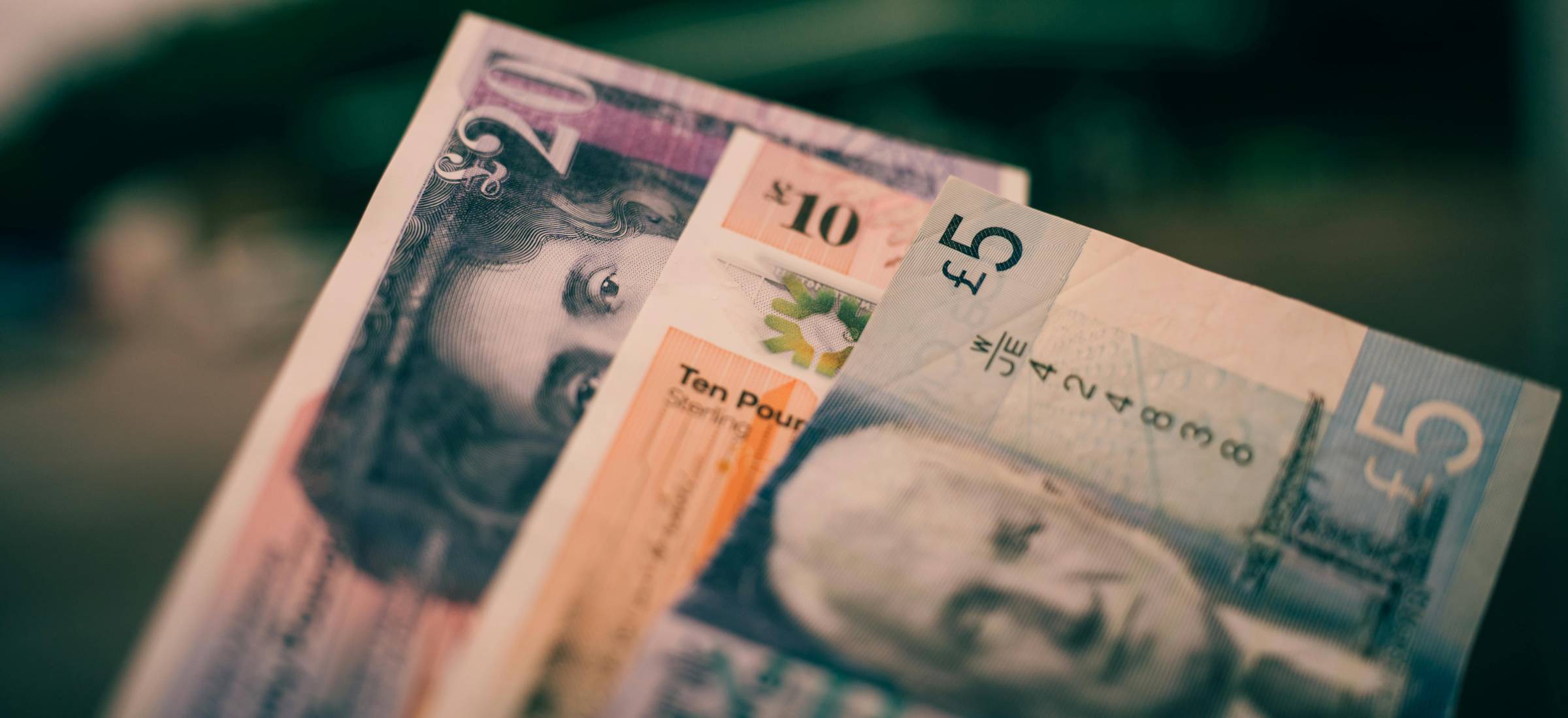 Funt mocno w górę, złoty mocno w dół